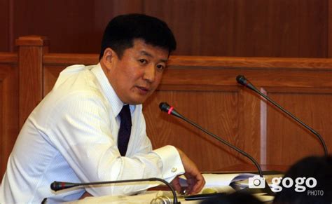 С Баярцогт мэдээлэл хийнэ