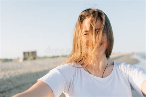 Девушка сидит на парне на подоле и обнимает его Стоковое Фото изображение насчитывающей песок