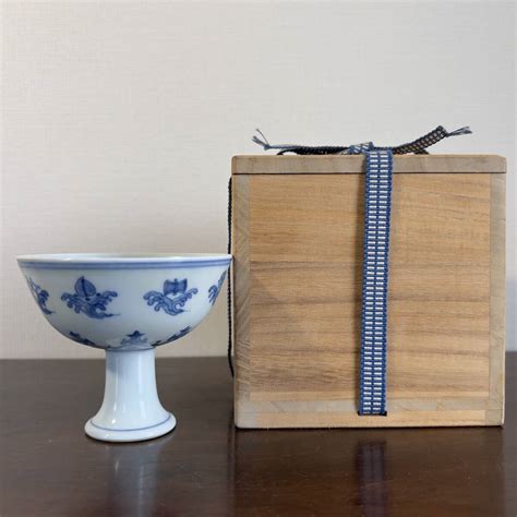 目立った傷や汚れなし中国美術 染付 高足杯 宝尽図 大明成化年製銘 箱入り 茶碗 煎茶道具 唐物 古染付 青花 古美術 骨董 茶道具 馬上