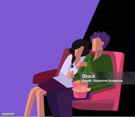 영화관에서 젊은 로맨틱 한 부부의 귀여운 평면 일러스트 팝콘을 가진 남자는 무서운 여자 친구와 공포 영화를 보고 영화 엔터테인먼트 사람들은 블록버스터 영화를보고 티켓을