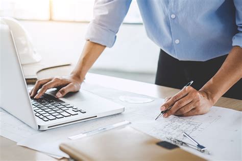 건축 개념 건축가 또는 엔지니어 청사진에 새로운 프로젝트 계획에 대 한 작업의 손 모델 구축 및 엔지니어링 작업 사이트 도구 건설 산업에 대한 스톡 사진 및 기타 이미지