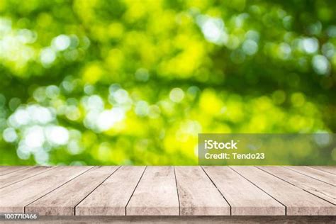 제품에 대 한 추상 자연 녹색 흐리게 Bokeh 배경으로 나무 판자를 표시 0명에 대한 스톡 사진 및 기타 이미지 0명 낮 널판지 Istock
