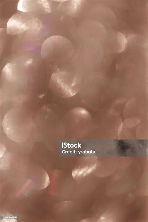 반짝이는 하이라이트가 있는 소프트 포커스 모카 무스 보케 조명 패턴 축제 질감 배경 흐릿한 배경 트렌드 컬러 연도 2025 브라운 베이지에 햇빛 눈부심이 있는 생생한 추상