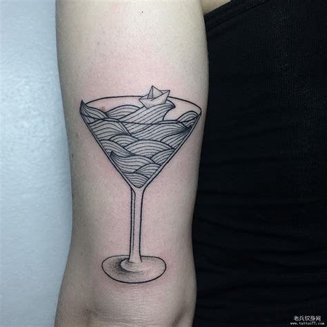 手臂黑灰酒杯纹身图案