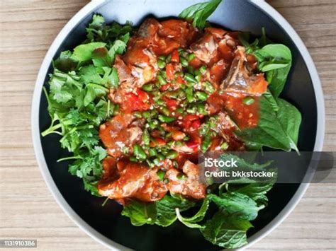 생선 통조림 식품 정어리 정어리 소스 토마토 요리 야채 샐러드 음식 맛 식사 해산물 과일 화이트 오일 레몬 오 한 빨강 풀 전