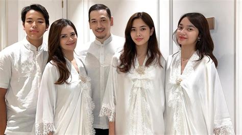 Gaya Lebaran Keluarga Tiga Sekawan Alumni Gadis Sampul 90an Cut Tari Ersa Mayori Novita Angie
