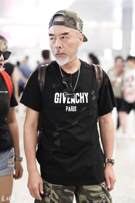64歲張雙利現身機場，演了一輩子配角的他，如今是中國最潮的大叔 每日頭條
