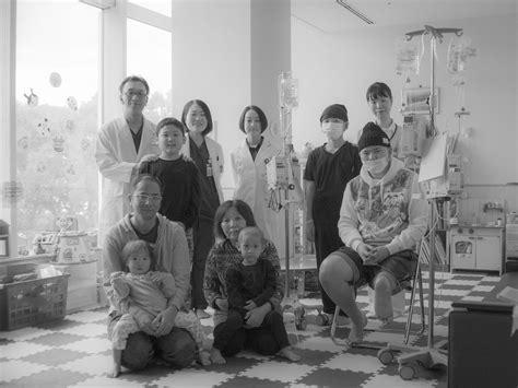 小児がんの子どもとその家族、幼少期や青年期にがんを経験した医師や看護師、医学生ら。（写真手前左から）女児（2）、男児（2）、高校3年生（18