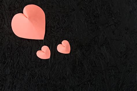 2월 14일 발렌타인 데이에 검은 색 배경을 한 붉은 하트 발렌타인 데이 인사말 카드 검은색에 대한 스톡 사진 및 기타 이미지