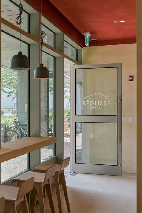 레드 컬러 천장이 돋보이는 모던 컨셉 16평 디저트 카페 인테리어 In 2024 Cafe Interior Coffee Shop Coffee Trailer