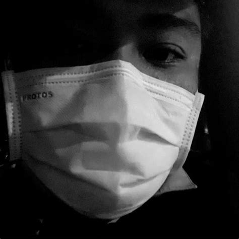 看到他就點個頭微笑擦肩而過 過去的就讓它過去 看他跟他愛的人走在一起就已經很幸福了 真沒有必要說什麼