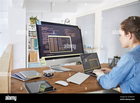 Portrait Dune Femme De Développement Informatique Dactylographiée Sur Un Clavier Avec Code De