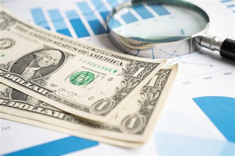 차트 그래프 종이에 미국 달러 지폐가있는 돋보기 금융 개발 은행 계좌 통계 투자 분석 연구 데이터 경제 0명에 대한 스톡 사진 및 기타 이미지 Istock