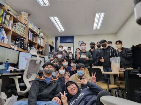 이기욱 교수님 생신 Lab Photo 중앙대학교 보조및재활로봇연구실