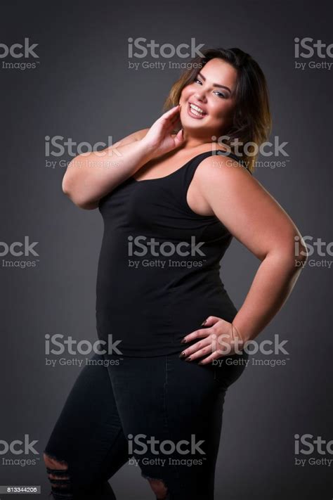 행복 플러스 사이즈 패션 모델 캐주얼 옷에서 회색 배경과 체중 여성의 신체에 뚱뚱한 여자 20 29세에 대한 스톡 사진 및 기타 이미지 20 29세 검은색 곡선