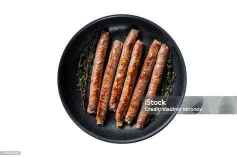 이탈리아 허브와 치즈를 곁들인 팬에 튀긴 쇠고기와 돼지고기 소시지 고립된 흰색 배경입니다 평면도 0명에 대한 스톡 사진 및 기타 이미지 Istock