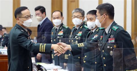 [국감]군 관계자들과 인사하는 박정환 육군참모총장