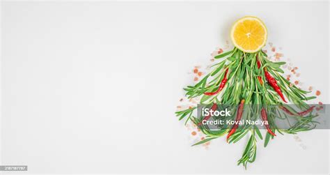 로즈마리로 만든 크리스마스 식용 나무 흰색 배경에 향신료의 무리 요리 음식 개념입니다 평면도 복사 공간 갈색에 대한 스톡 사진 및 기타 이미지 Istock