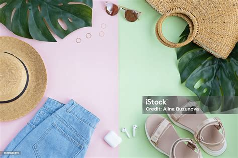여성 패션 의상여름 구성 몬스타 잎 밀짚 모자 대나무 가방 신발 파스텔 배경에 무선 헤드폰 플랫 레이 상단 보기 오버 헤드 모형 템플릿 복사 공간 0명에 대한 스톡 사진 및