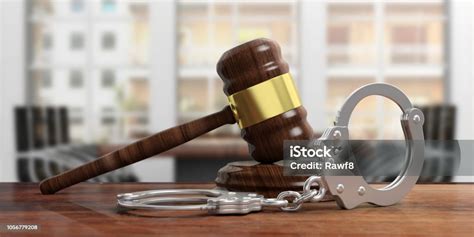수 갑을 금속 및 나무 책상에 망치를 판단 사무실 배경 흐림 3 차원 일러스트 레이 션 수갑에 대한 스톡 사진 및 기타 이미지 수갑 의사봉 0명 Istock