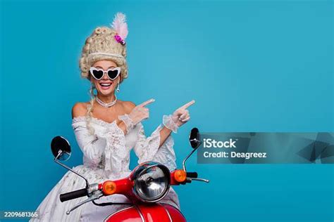 바로크 양식의 가운을 입은 귀족 여성과 장난기 넘치는 현대 선글라스를 끼고 푸른 배경에 스쿠터를 타고 있습니다 40 44세에 대한 스톡 사진 및 기타 이미지 Istock