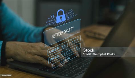 데이터를 보호하기 위해 기밀 정보 및 사이버 개인 정보 보호에 대한 보안 액세스 자물쇠 아이콘 인터넷 보안 기술 여자는 가상 화면을 통해 컴퓨터 노트북의 개인 데이터를