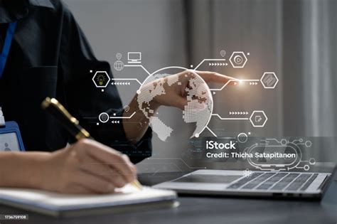 온라인 작업 개념을 학습합니다 태블릿과 노트북 컴퓨터에서 일하는 사업가 사무실에서 일하는 검색 검색에 대한 스톡 사진 및 기타 이미지 Istock