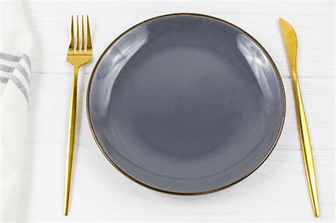 포크가 있는 회색 빈 접시 나무 테이블에 칼 흰색 줄무늬 직물 냅킨 황금 칼 테이블 세팅 기구 모의 0명에 대한 스톡 사진 및 기타 이미지 Istock