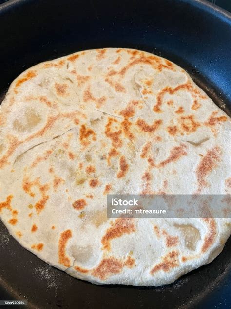 홈메이드 알루 파라타 가람 마살라 감자 양파 튀김 높은 전망을 곁들인 풍미 있는 빵을 담은 논스틱 프라이팬의 풀 프레임 이미지 팬 주방용구에 대한 스톡 사진 및 기타 이미지