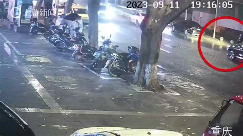 雨夜一男子被卷入车底，警民街头合力抬车救人凤凰网视频凤凰网