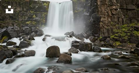 많은 양의 물이 나오는 폭포 사진 Unsplash의 무료 아이슬란드 이미지