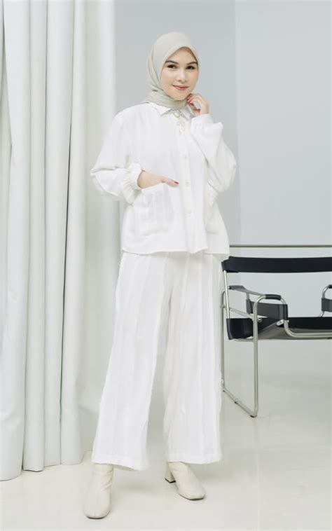 6 Rekomendasi Setelan Baju Putih Hijab Hijup Magazine