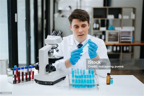 현대 의학 연구소 생화학 샘플을 분석하는 마이크로 피펫으로 일하는 여성 과학자 첨단 과학 화학 연구소 40 44세에 대한 스톡 사진 및 기타 이미지 Istock