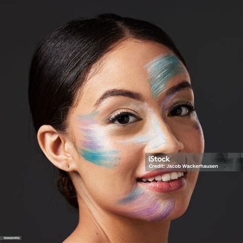 아름다움 얼굴 페인트와 미소 창의적인 메이크업 예술과 자기 표현을 가진 여성의 초상화 스킨케어 창의성 색상의 예술적 화장품 피부와 표현의 자유는 아름다운 소녀를 위해 20