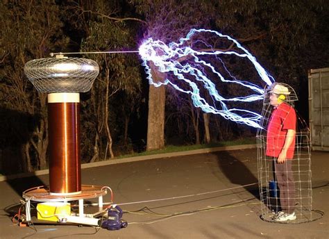 Jaula De Faraday En Acción Frappé Par La Foudre Survivalisme Foudre