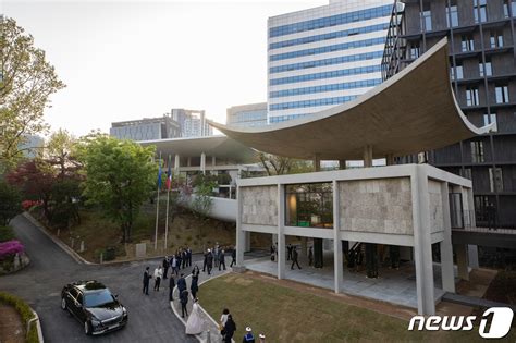 년만에 모습 드러낸 주한 프랑스 대사관