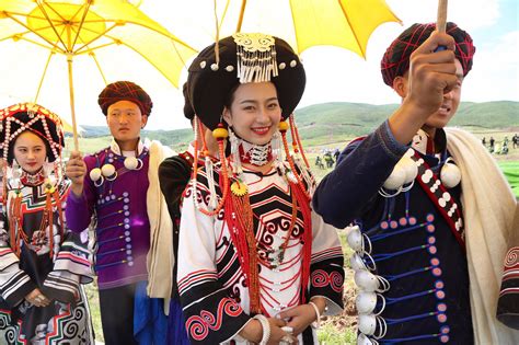 燃情火把尽情玩火 2018凉山彝族传统火把节开幕 凉山 彝族 火把节 新浪新闻