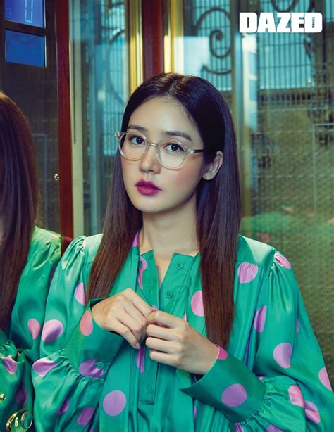 성유리 몽환적인 분위기 속 유니크 패션