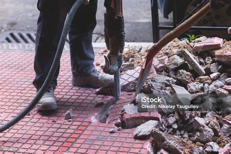 착암기로 보도 도로를 수리하는 과정 공압 해머를 사용한 건축업자 및 건설 현장에서 아스팔트 포장과 콘크리트를 부수는 드릴 장비 건설 산업에 대한 스톡 사진 및 기타 이미지