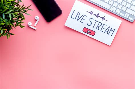 온라인 스트리밍 소셜 미디어 개념 사무실 책상 상단 보기에 종이 태블릿 0명에 대한 스톡 사진 및 기타 이미지 0명 개념 디자인 Istock