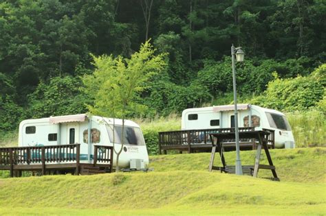 자연과힐링리조트 복층구조의 넓은 펜션에서 대형 워터 슬라이드와 함께 최고의 시간을 보내세요 즐거워하는