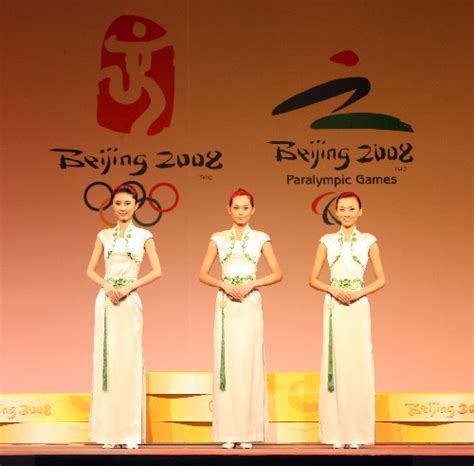 北京2008年奥运会颁奖礼仪服饰在京发布