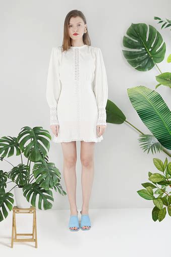 흰색 드레스와 흰색 배경의 전면 보라색 신발에 젊은 아름다운 여자 20 24세에 대한 스톡 사진 및 기타 이미지 20 24세 고객 고름 Istock