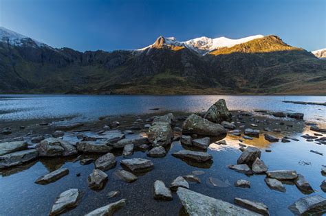 이른 아침의 빛과 산과 눈 위에 그림자 Cwm Idwal의 Y 가른 전경에 있는 호수 또는 린 이드왈 풍경 가을에 대한 스톡 사진 및 기타 이미지 Istock