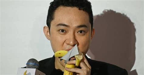 ကန်ဒေါ်လာ ၆ ၂ မီလျံနဲ့ လေလံအောင်ခဲ့တဲ့ နံရံမှာ တိပ်ကပ်ငှက်ပျောသီးလက်ရာက ငှက်ပျောသီးကို စားပစ