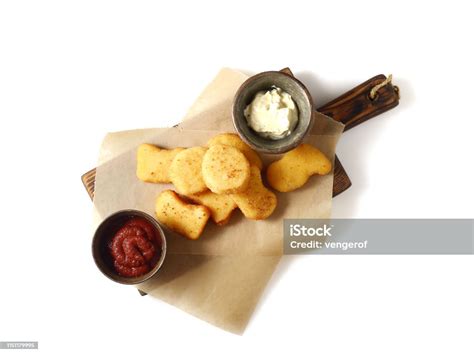 흰색 배경에 흰 소스와 케첩이 들어간 프라이드 치킨 너 겟 평면도 0명에 대한 스톡 사진 및 기타 이미지 0명 가금류 고기 Istock