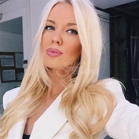 Вече е ясно откъде Натали Трифонова е наследила дългите крака и усмивката Вижте младите ѝ майка