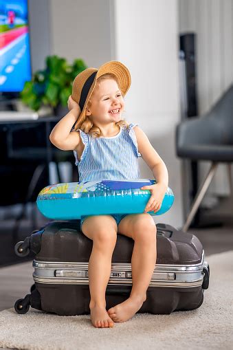 여행 가방 수하물 수하물과 풍선 구명 부표를 가진 어린 소녀가 휴가를 여행 할 준비가되었습니다 2 3 살에 대한 스톡 사진 및 기타 이미지 Istock