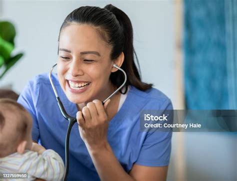 행복한 간호사가 집 전화 의료 방문 중에 아기의 심장 박동을 확인합니다 아기에 대한 스톡 사진 및 기타 이미지 아기 지역 사회 봉사 활동 2 5 개월 Istock