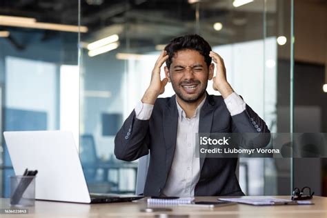 직장에서 좌절하고 절망적인 사업가 나쁜 성취 결과에 충격을 받은 사무실 안의 아랍 남자 비즈니스 정장을 입은 남자 20 24세에 대한 스톡 사진 및 기타 이미지 Istock